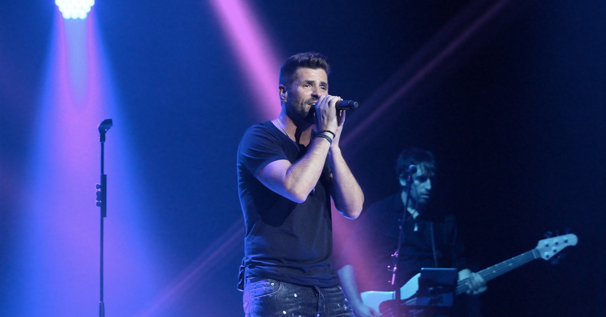 Marc Dupré reçoit un billet d'argent pour son spectacle Là dans ma tête ...