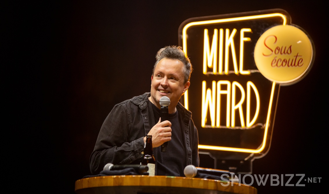 On vous dévoile en primeur de quoi aura l'air la scène de Mike Ward Sous écoute au Centre ...