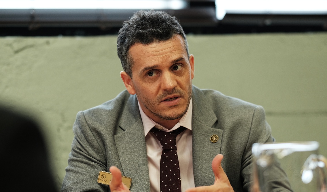 Pourquoi le personnage d’Hugo est-il si endetté dans Hôtel? Patrice ...