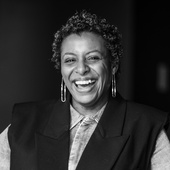 Sharon James - Comédienne - Showbizz.net