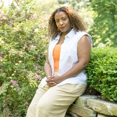 Sharon James - Comédienne - Showbizz.net