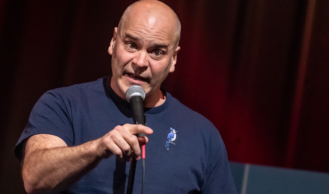 Cet humoriste s’est fait maquiller à Radio-Canada… pour une émission à TVA!