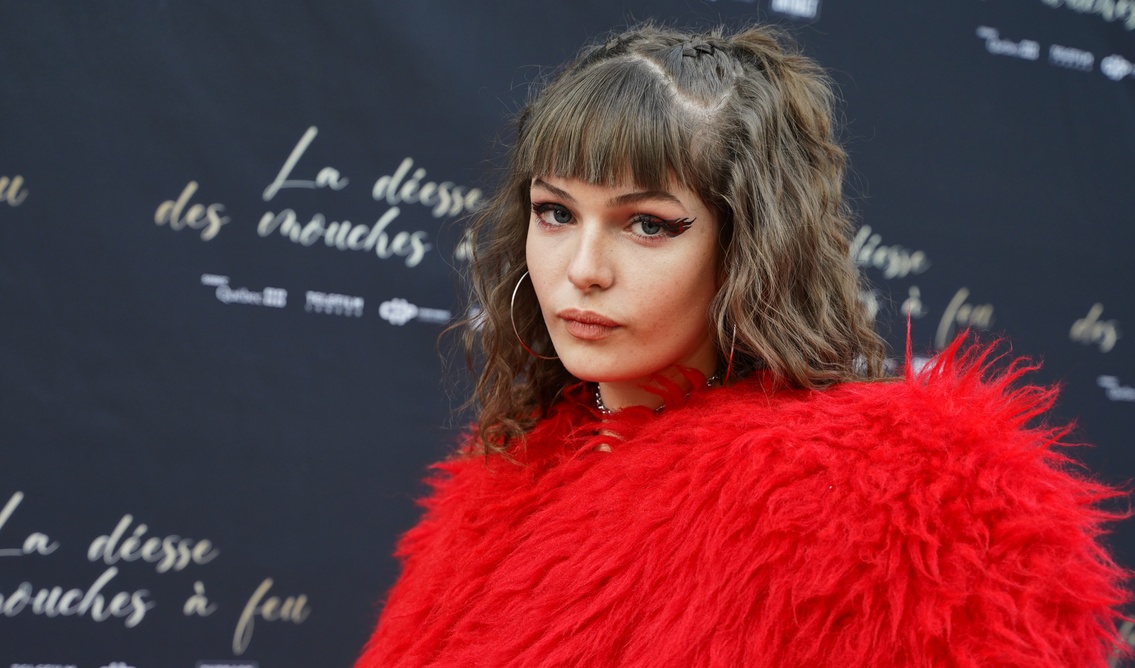 Kelly Depeault éblouissante à la première de La déesse des mouches à ...