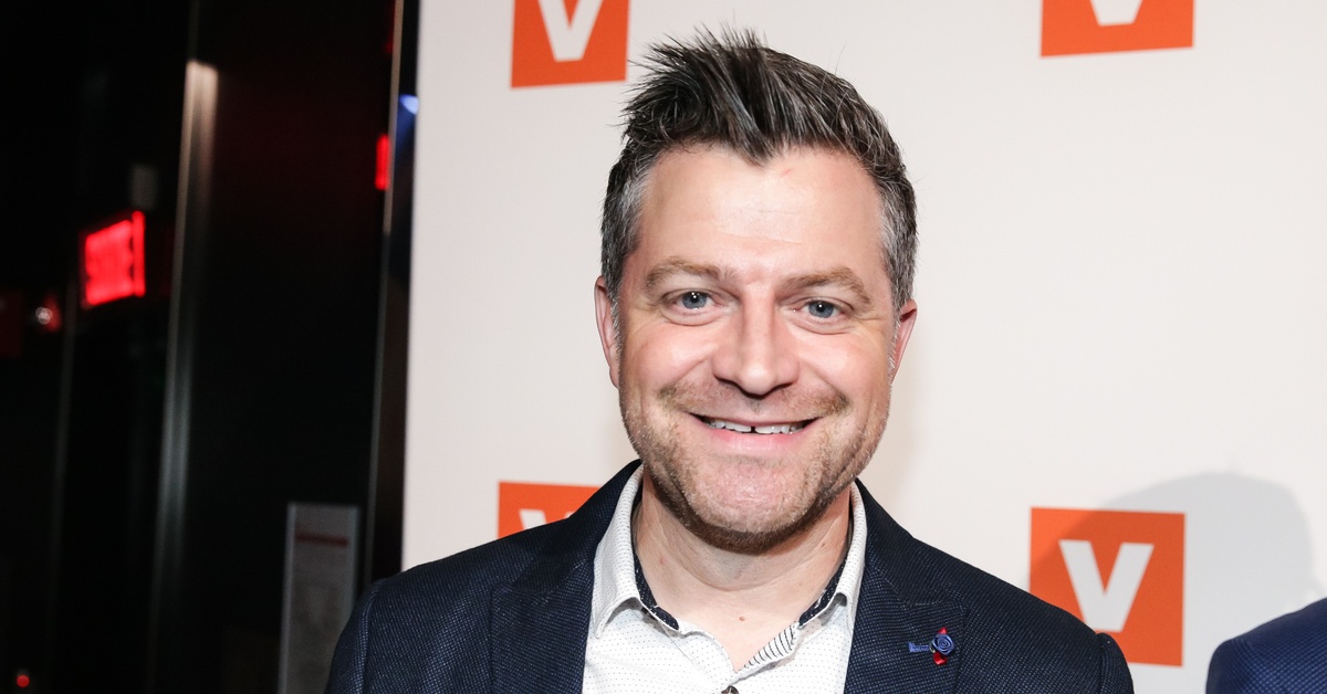 Patrick Groulx Pose Fièrement Avec Son Amoureuse Dans Le Désert